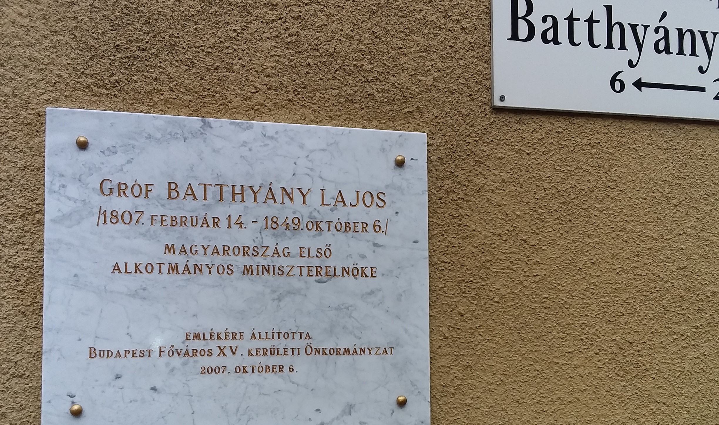 Az Önkormányzat felújíttatta a Batthyány Lajos-emléktáblát | BPXV